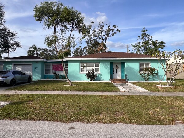 2/1 Pvt Pool Home/ Walk To Blue Jays Stadium/ Dt Dunedin. Golf\ncart Rental Avail - Dunedin, FL
