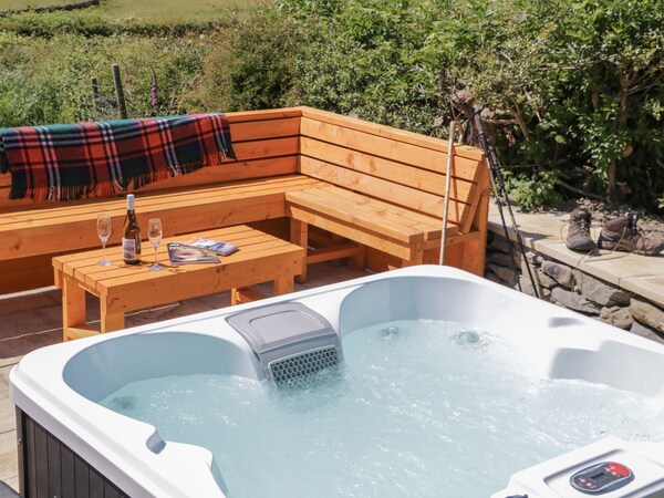 Beech, Romantic, With Hot Tub In Ulverston - Ulverston