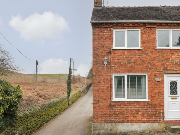 The Foxes Den, Pet Friendly, With A Garden In Tean - Derbyshire