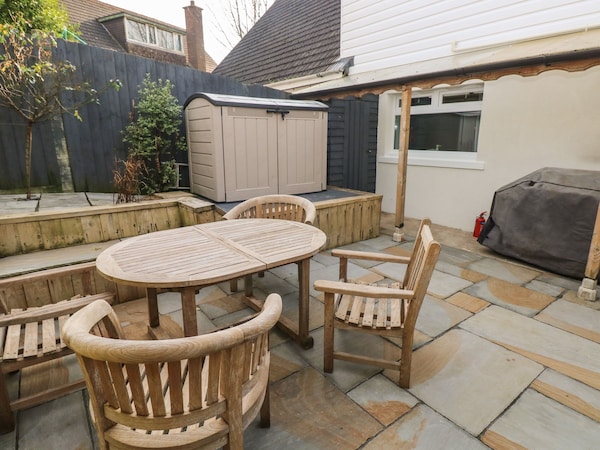Sandtop, Pet Friendly, With Open Fire In Tenby - Tenby