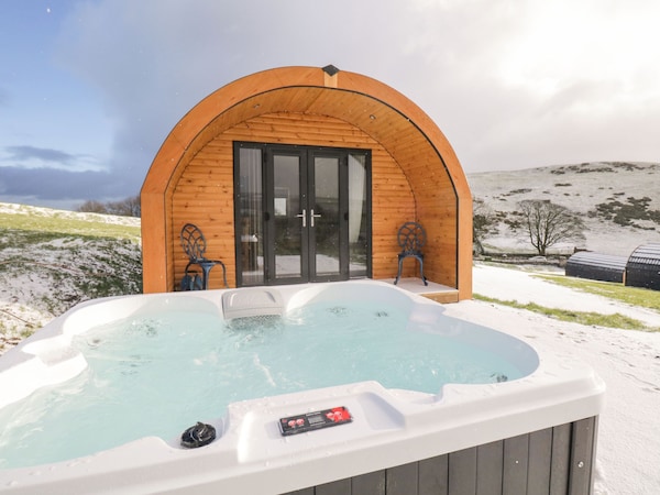 Rowan, Romantic, With Hot Tub In Ulverston - Ulverston