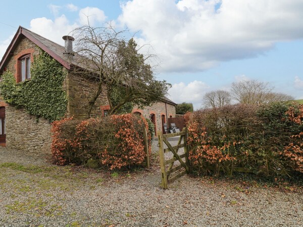 The Hawthorns, Pet Friendly, With Hot Tub In North Molton - Devon