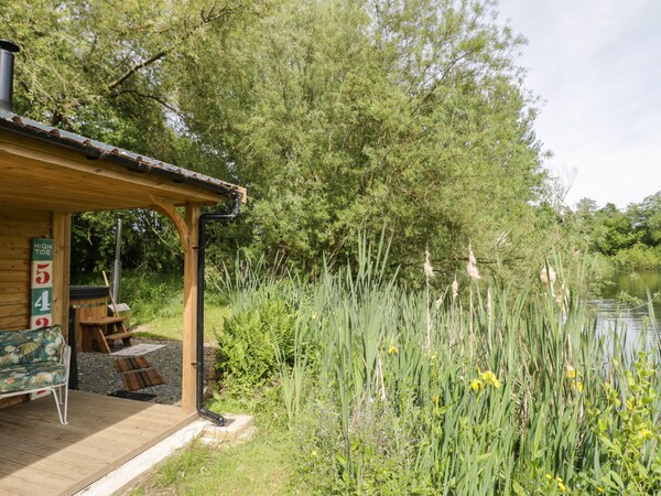 Kingfisher, Romantic, With Hot Tub In Dunchurch - Warwickshire