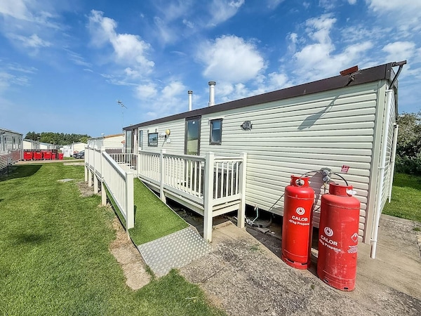 Superb Caravan With Decking Close To Hunstanton Beach In Norfolk Ref 23060s - Norfolk