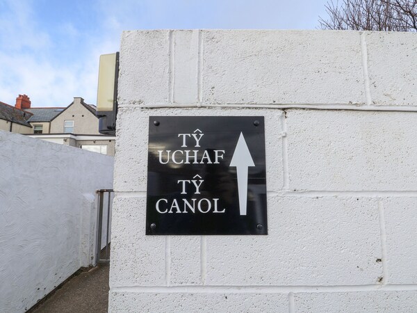 Ty Canol, Pet Friendly, Character Holiday Cottage In Rhyl - Rhyl