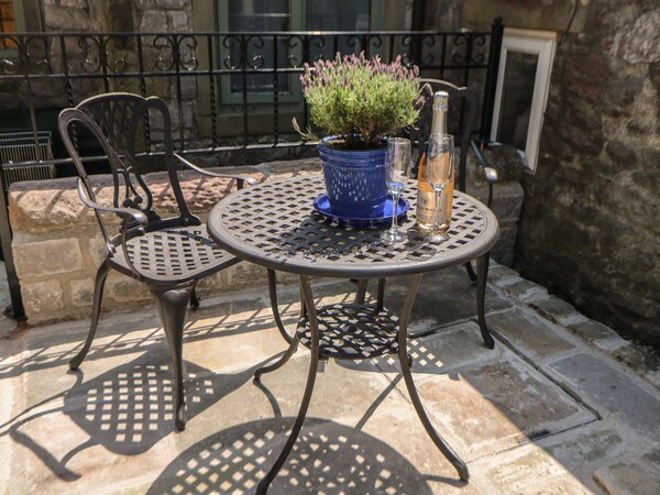 Woodbine Retreat, Character Holiday Cottage, With A Garden In Buxton - Buxton, UK