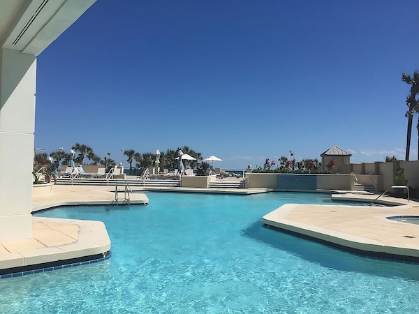Friends And Family Daytona Getaway! Four Modern Units! 2 Pools, Breakfast Buffet - Ormond Beach, FL