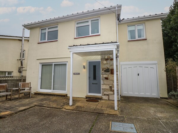 Altair, Family Friendly, Character Holiday Cottage In Freshwater - Barton on Sea