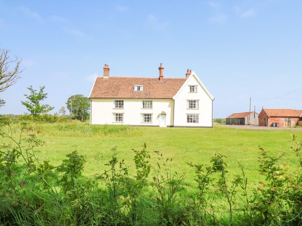 South Grange House - Sleep 16, Pet Friendly, With Hot Tub In Sibton - Suffolk