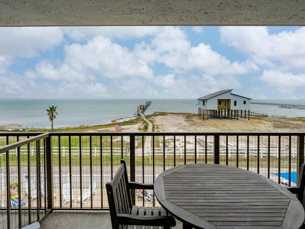 Ms. Annie's Oasis | Serene Views, Pet Friendly - Rockport, TX