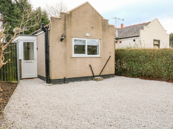 Hope Cottage, Pet Friendly, With A Garden In Thornton-cleveleys - Blackpool
