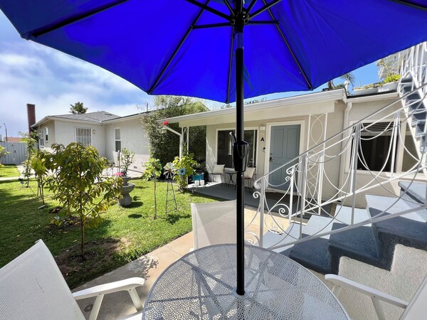 Dwell Art Gallery Home ~ Cozy Cottage Santa Monica - Los Angeles, CA
