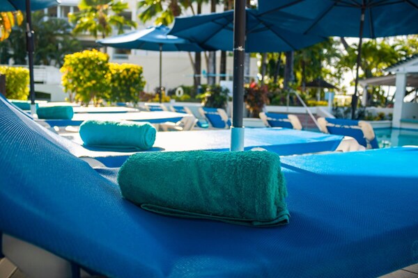 Spacious Accommodation W/ Pool View! Outdoor Pool & Free Parking - Barbados