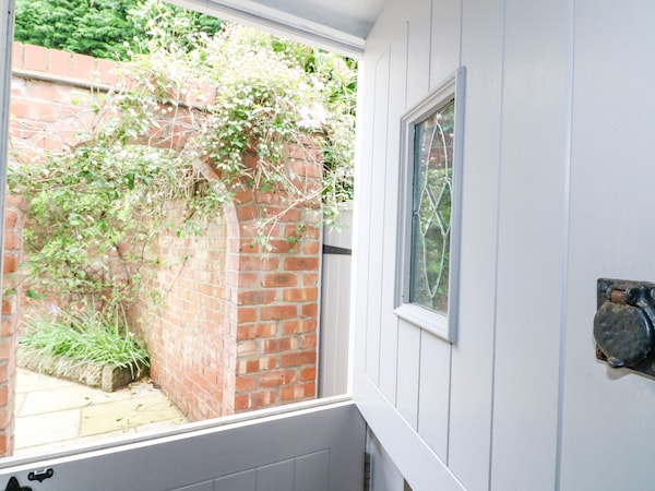 Highfield House, Pet Friendly, With Open Fire In Leek - Stoke-on-Trent