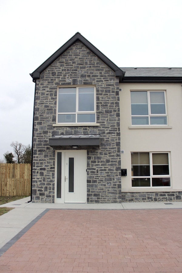 Bunratty Town House No 1 - Sleeps 8 Guests In 4 Bedrooms - County Clare