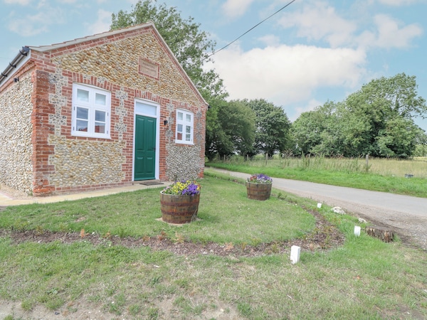 Wensum Spring, Pet Friendly, Character Holiday Cottage In Fakenham - Fakenham