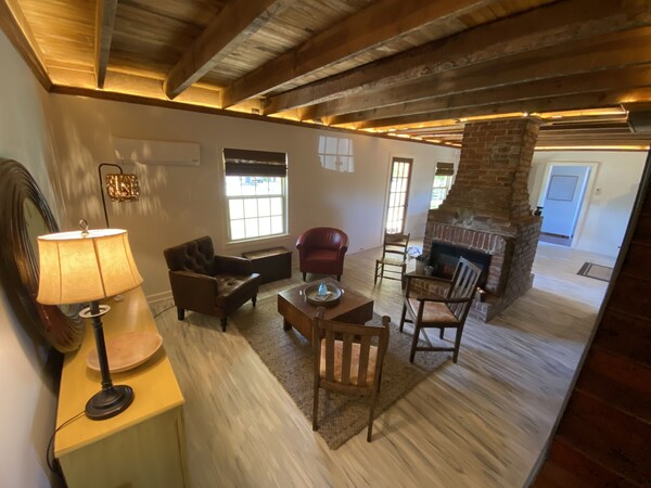 Original Family Farmhouse Just 2 Mins Off I-26 & 8 Mins From D-town Spartanburg! - Lake Craig, SC