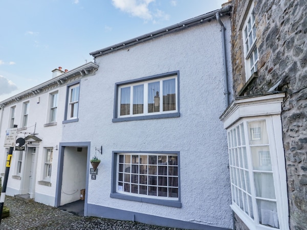 Old Book Shop, Pet Friendly, Character Holiday Cottage In Cartmel - Grange-over-Sands