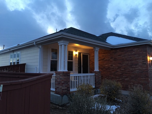 Single Family Ranch Near The Airport With Rocky Mountain Views. - Aurora, CO