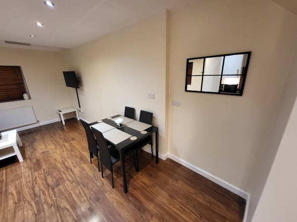 Great Apartment Next To Tooting Bec Tube Station! - Epsom