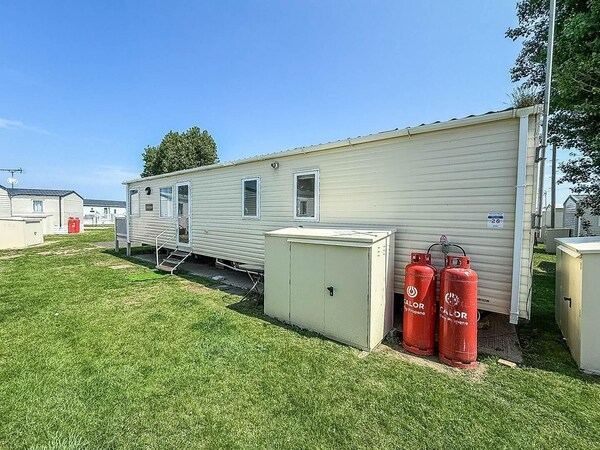 Lovely Caravan With Decking At Heacham Beach In Norfolk Ref 21028t - Heacham