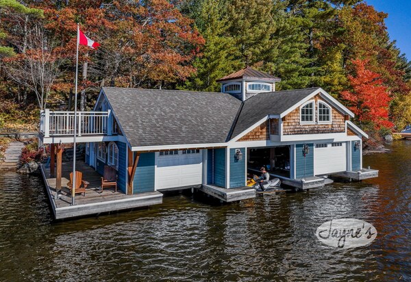 6 Bed 4 Bath Cottage On Lake Muskoka, Private, Boathouse, Hot Tub! - Bracebridge