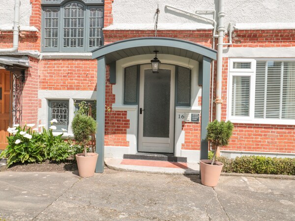 The Anchorage, Pet Friendly, Character Holiday Cottage In Bournemouth - Sandbanks