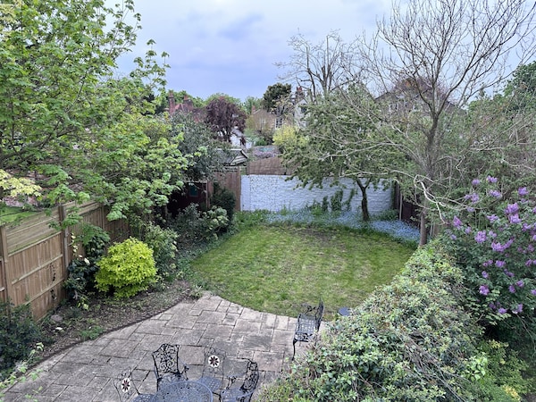 Lovely 2 Bedroom Apartment, Free Parking & Garden - Slough
