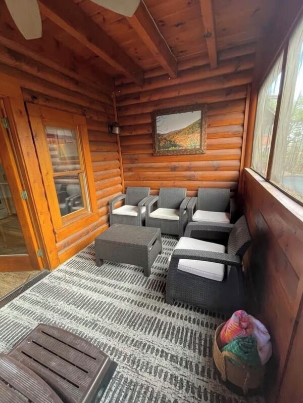 Cozy 2-bed Cabin In Pigeon Forge With Indoor/outdoor Pool, Arcade, And More! - Pigeon Forge, TN