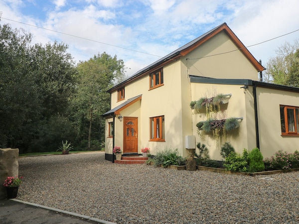 Rudbaxton Water, Pet Friendly, With Hot Tub In Haverfordwest - Haverfordwest