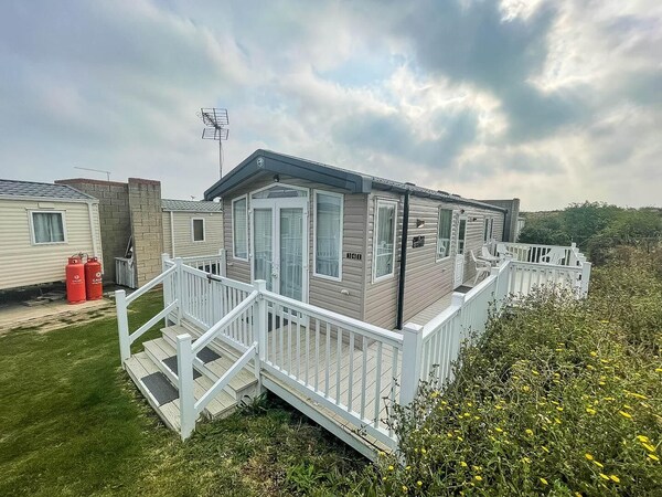 Beautiful Caravan With Decking At Naze Marine Park, Sleeps 8 Ref 17341br - Walton-on-the-Naze