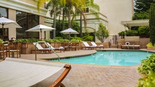 A Place You'll Surely Enjoy! Outdoor Pool, Pets Allowed, Free Parking - San Francisco Bay Area, CA