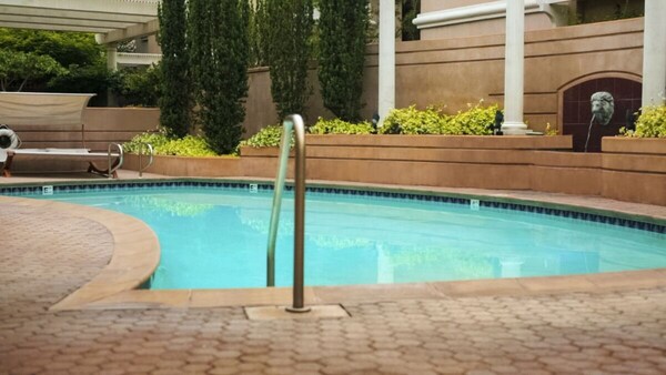 Deluxe 1 King At The Grand Hotel, Onsite Pool, Pet-friendly Property - Sunnyvale, CA