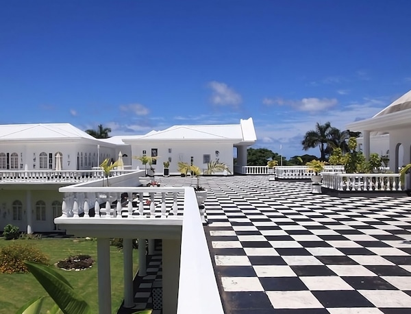 Hike To The Peak Of Jamaica's Highest Mountain Range! 4 Suites W/parking & Bfast - Port Antonio