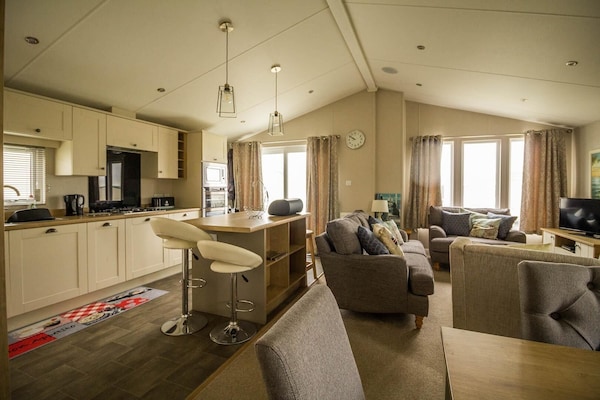Luxury Lodge With Decking In Hunstanton At Manor Park Ref 23144k - Heacham