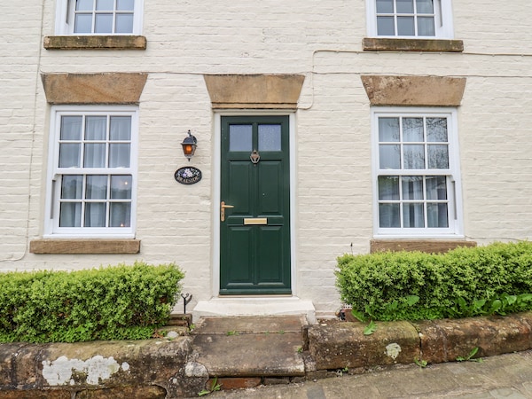 Braeside, Pet Friendly, With Open Fire In Fylingthorpe - Robin Hood's Bay