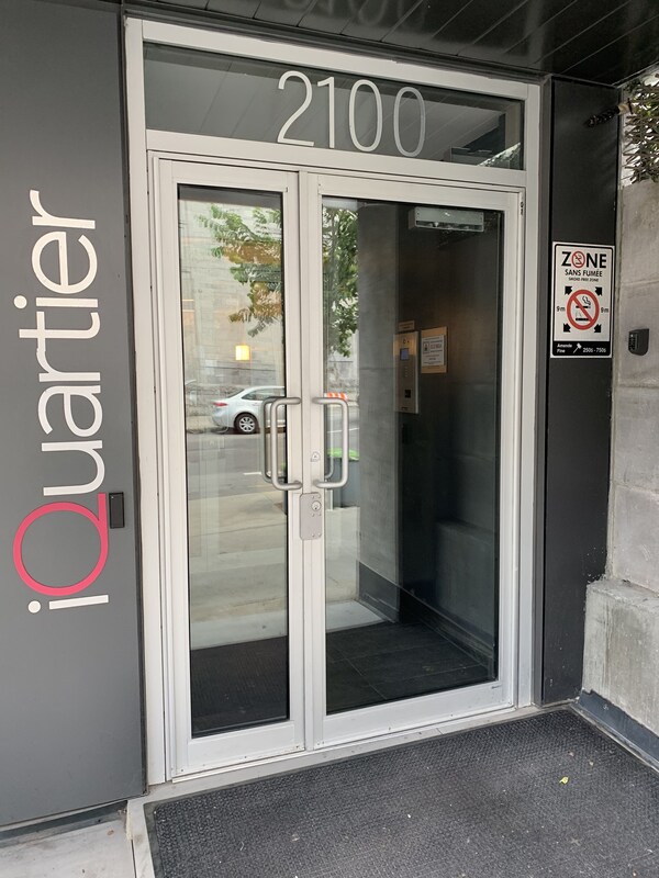Magnificent Condo  In Downtown With Parking -   5 Mins To Metro - Brossard