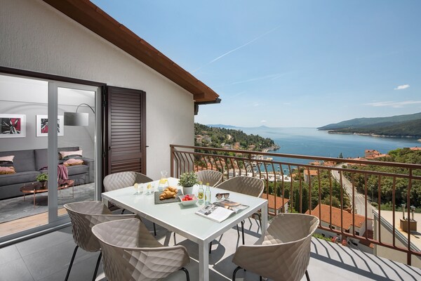 Apartamento Para Dos Personas Con Terraza Y Vista Al Mar Rabac, Labin (A-9670-b) - Rabac