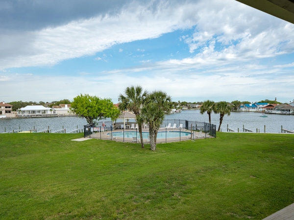 Gaetano's Getaway | Water Views, Boat Slip - Rockport, TX