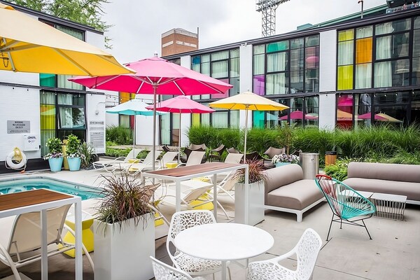 Pool View, 5-minute Walk To Back Bay Fens! Valet Parking, Pool, Garden! - Boston, MA