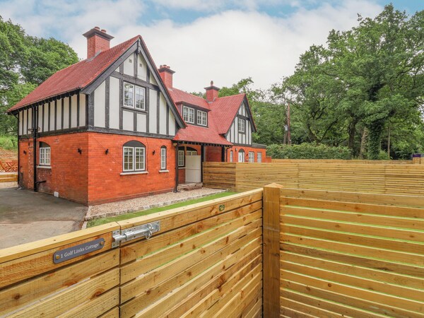 1 Golf Links Cottages, Pet Friendly, With A Garden In Norley - Northwich