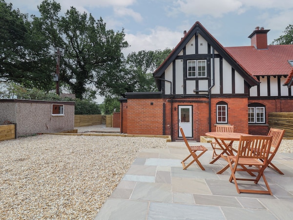 2 Golf Links Cottages, Pet Friendly, With A Garden In Norley - Tarporley