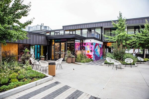 2 Retro-vibe Units W/ Balcony! Parking, Onsite Pool, Garden! Near Inman Square - Boston, MA