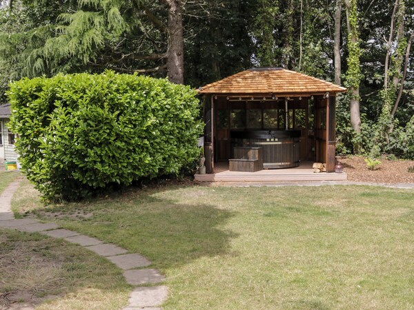 The Old Stable, With Hot Tub In Conwy - Colwyn Bay
