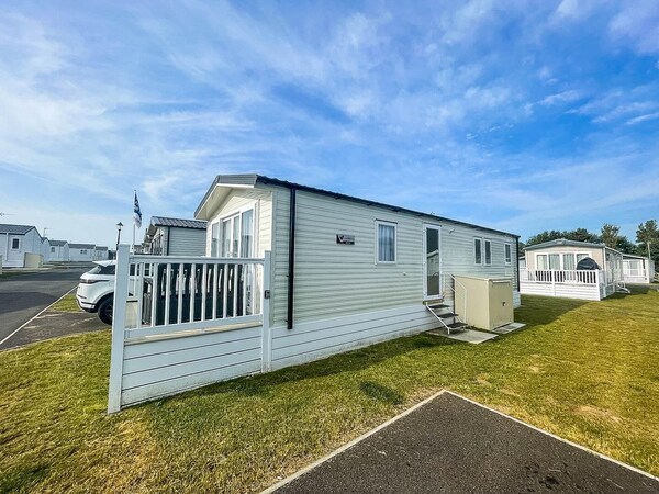 8 Berth Caravan With Decking And Wifi At Broadland Sands Park Ref 20064cf - Gorleston-on-Sea