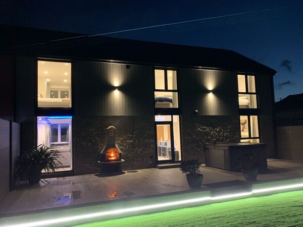 Llawnroc, Pet Friendly, With Pool In Mullion - Helston