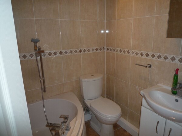 2 Bedroom\\ 2 Bathroom Apartment, 8 Minutes Walk To Tube - Surbiton