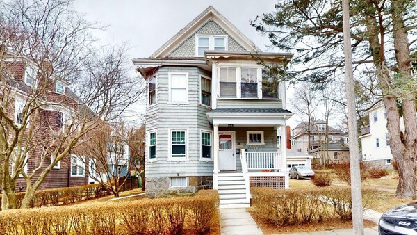 15 Minutes To Fenway Park! Family-sized Unit Offers Free Parking. - Waltham, MA
