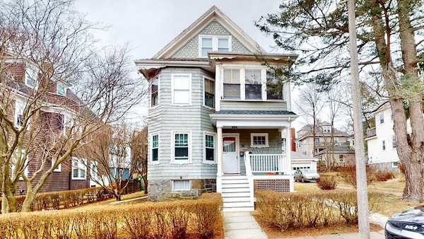 15 Minutes To Fenway Park! Family-sized Unit Offers Free Parking. - Mission Hill - Boston