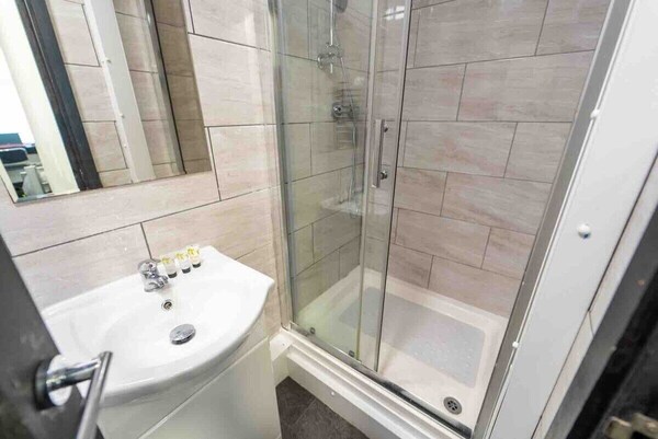 Stylish Studio Near Qe And Uob! - Birmingham